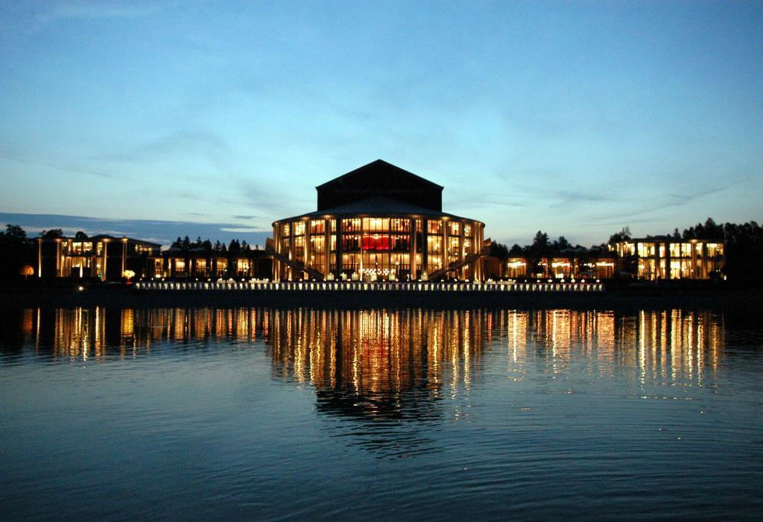Fussen Festspielhaus-abends-see_© Festspielhaus Füssen - Travel Squire
